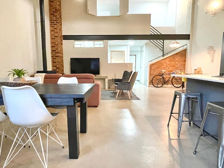 Voluminous Loft | Wi-fi | 2 Workspaces | & A Park - Johannesburg