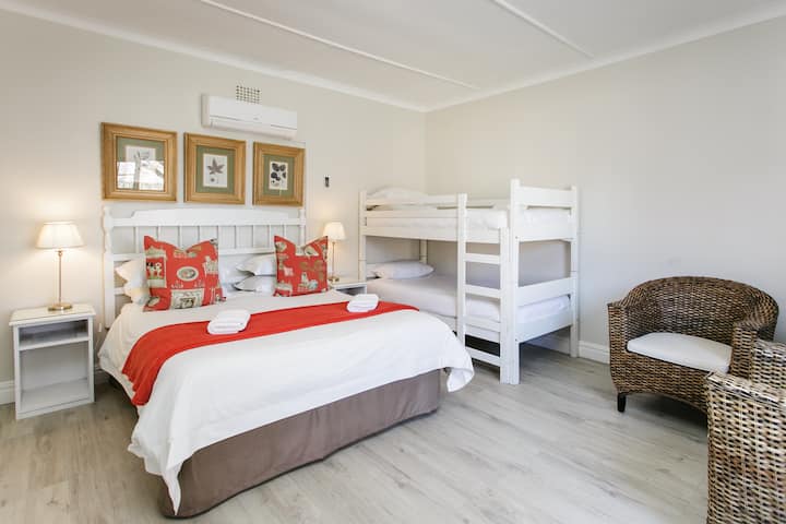 Wagon Wheel Deluxe Room Queen + Bunker + Bunker - Beaufort West
