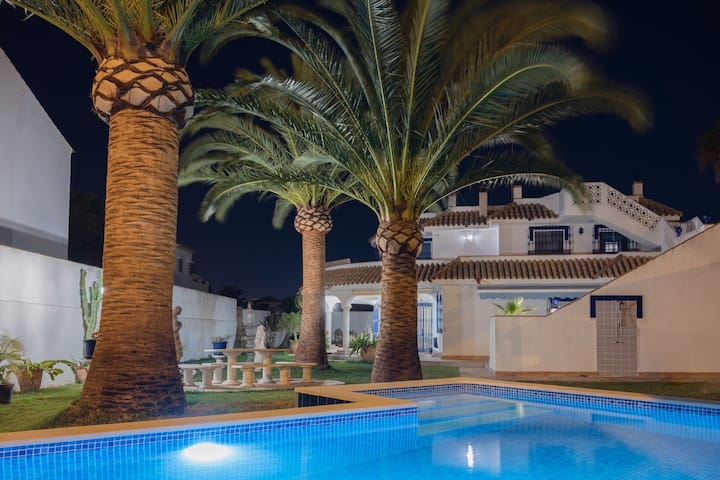 Villa La Contenta Jardin Y Piscina En Pleno Centro - Conil de la Frontera