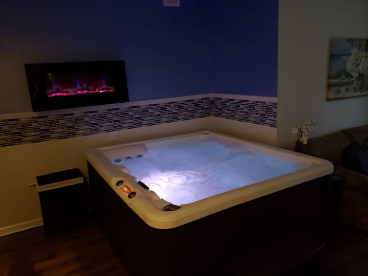 Beautiful Indoor Hot Tub Suite - Zionsville, IN