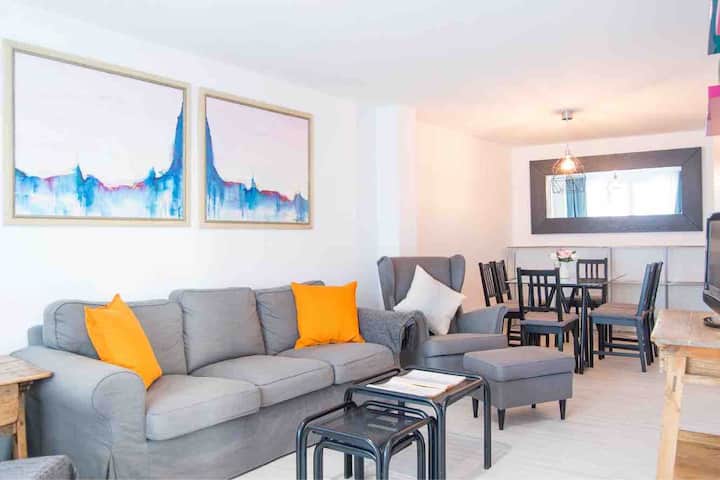 Junto A Calle Betis Y Plaza De Cuba - Seville