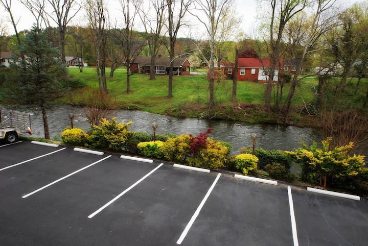 Stay On The River! Rivergate Mountain Lodge 102 - Pigeon Forge, TN