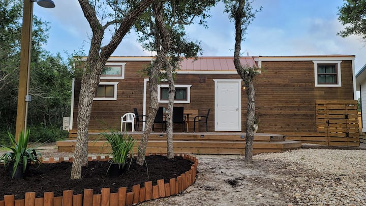 Texas Themed Tiny House /Fast Wifi, Boat Parking - Rockport, TX