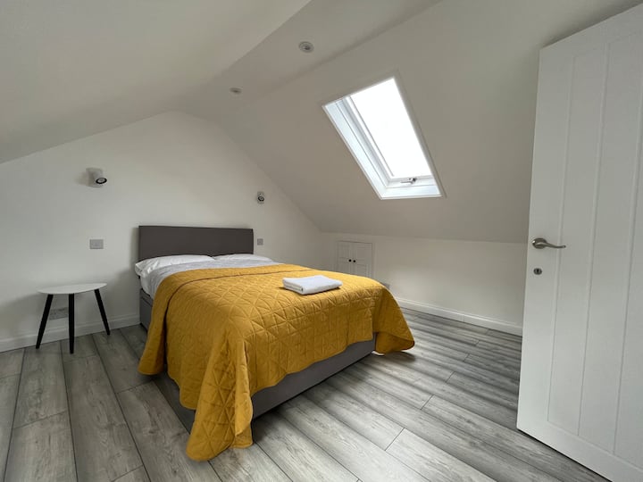 Modern King Sized Bed - Mitcham Maisonette - 킹스턴