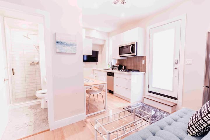 Cute & Cozy Apt Heart Of Queen West W Parking - Toronto