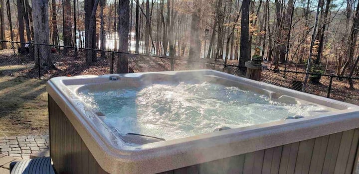 Lakeside Retreat • Hot Tub • Fenced Yard - Lake Hartwell