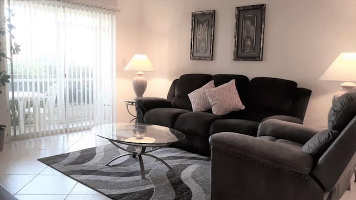 3 Bed 2 Bath Single Level Villa. Only 5 Miles West Of Disney's Main Gate! - Florida