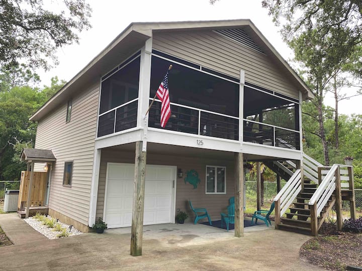 Newly Renovated 4 Bedroom Oak Island Retreat! - Oak Island, NC