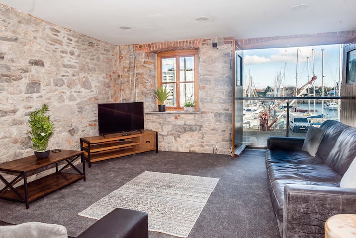 Waterfront Apartment In The Historic Barbican - Noss Mayo