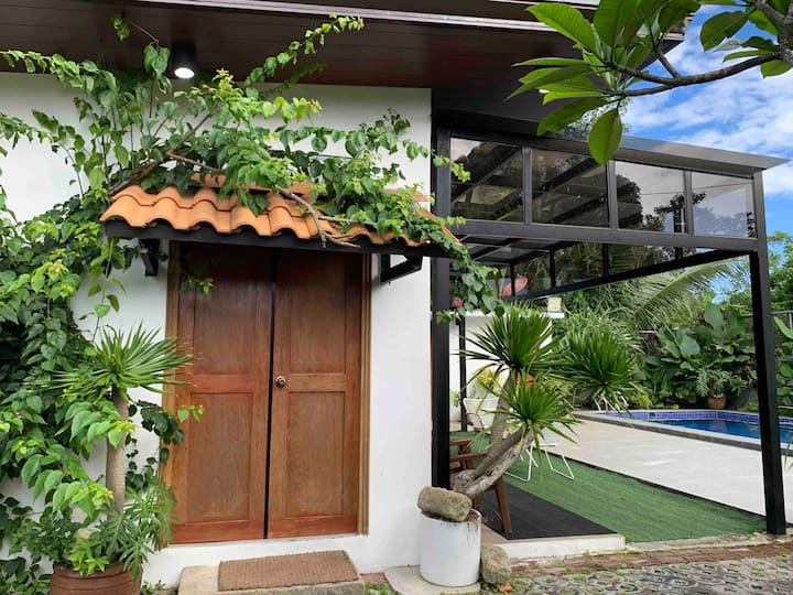 Bright And Sunny Private Pool Villa In Tagaytay - Alfonso