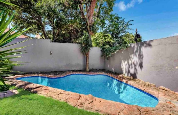 Modern & Spacious 4 Bed, Home In Heart Of Sandton! - Sandton