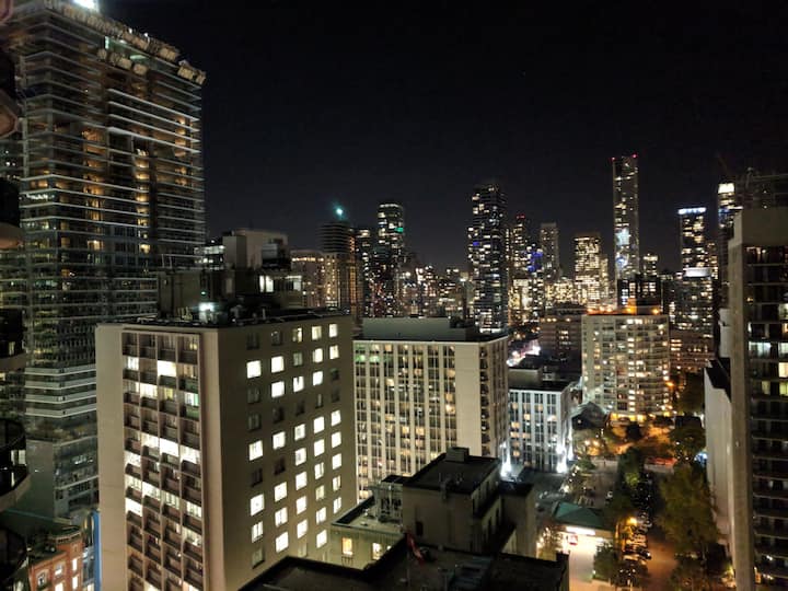 Stylish Downtown High-rise Condo W/parking - Toronto