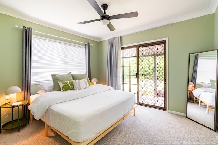 Tropical Escape -3 Bed < Sleeps 6 + Private Pool - Bundaberg Central
