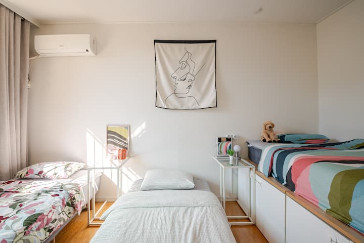 Hongdae525m/9minute/무료짐보관/무료주차/2층/5인/가족/어린이 - Zuid-Korea