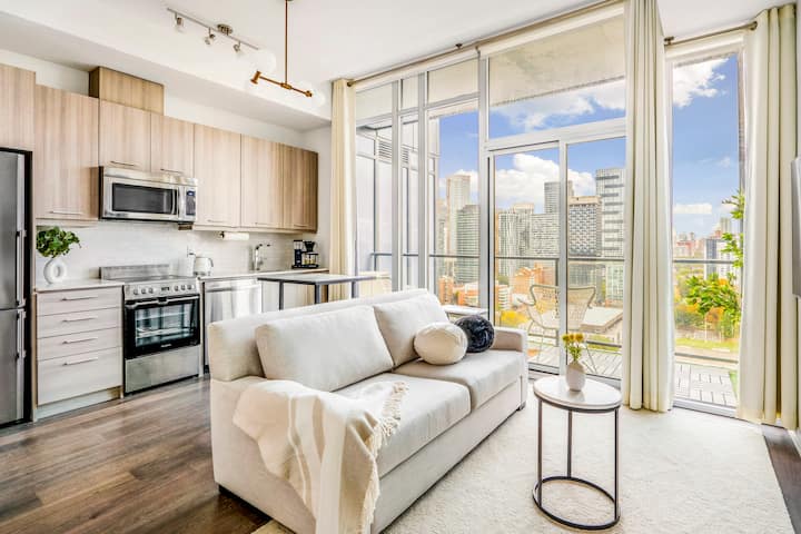 Debonair Condo Heart Of Toronto W/free Parking - Toronto, ON