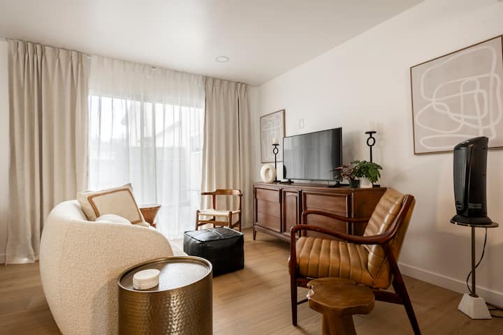 Downtown Retreat – Walk To Shops & Cafés! - California