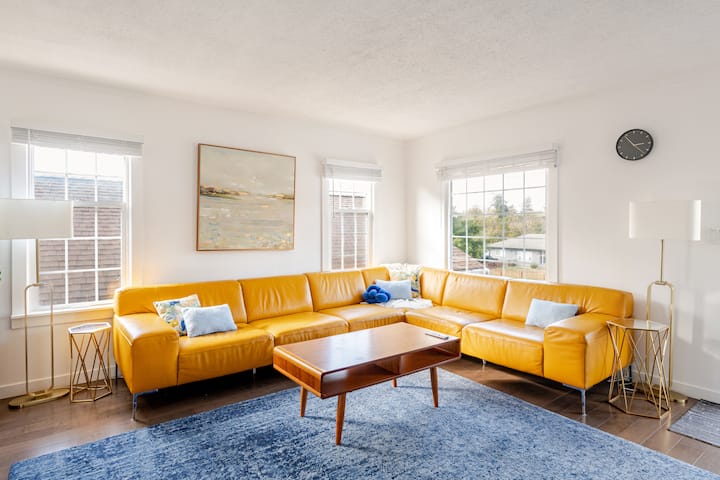 Upstairs | Cozy & Bright 1920s Farmhouse (Sleep 8) - 렌턴