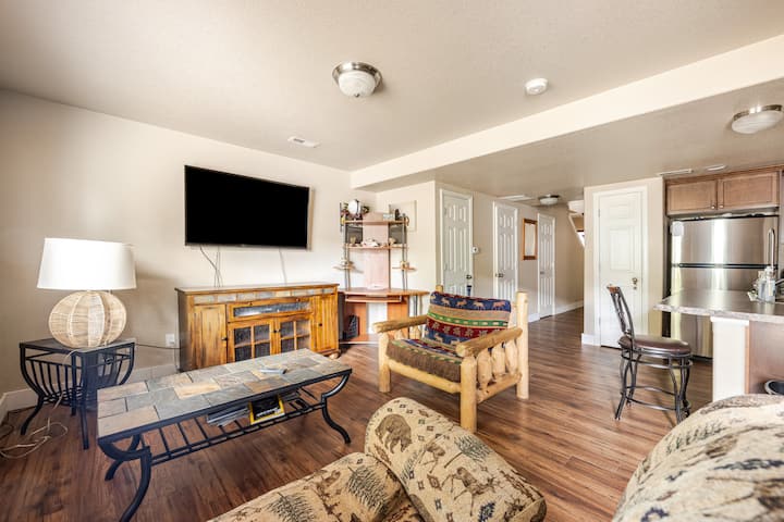 Quiet 2br/1.5ba • Near Uccs, Garden Of The Gods - Colorado Springs, CO