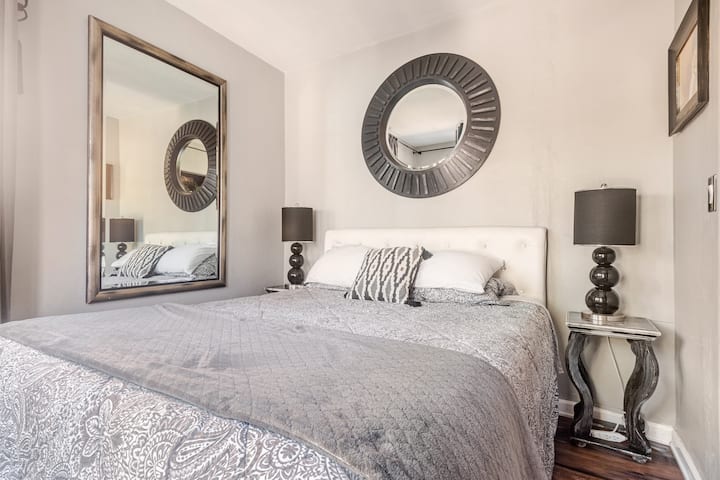 Efficient Private Room & Full Bath - Suite Dreams - San Diego, CA