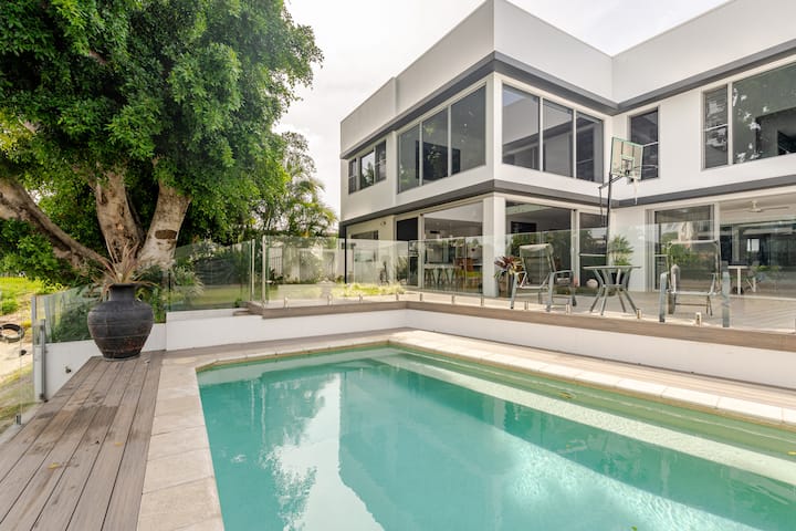 Sunshine On San Michele - Spacious Waterfront Home - Surfers Paradise