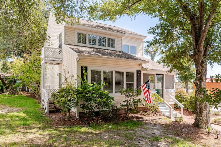 Sleeps 12 | 2 Kings, Hot Tub + Fire Pit - Oak Island, NC