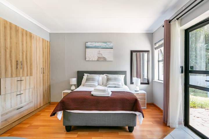 Spacious Cottage 5mins To Montecasino & 4ways Mall - Chartwell