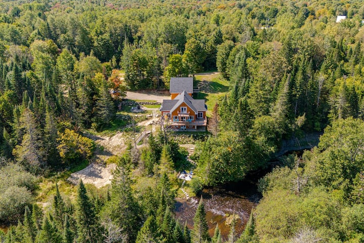 Luxurious Riverfront Chalet W/ Spa & Billiards - Lac-Simon