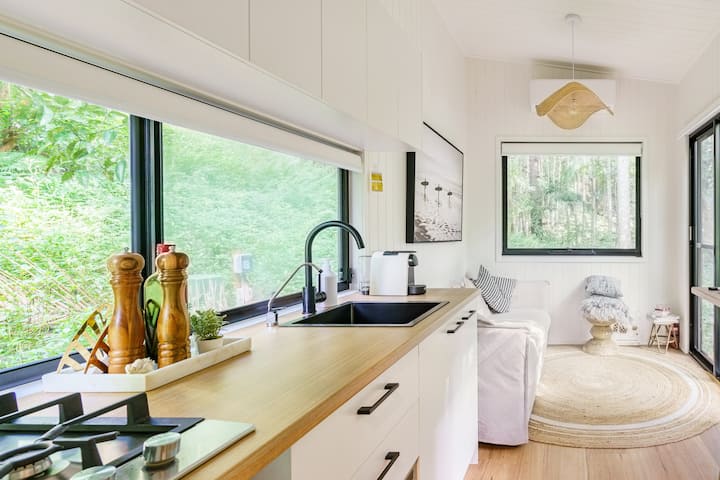 Escape The Ordinary In This Cozy Forest Hideaway - Noosa Shire