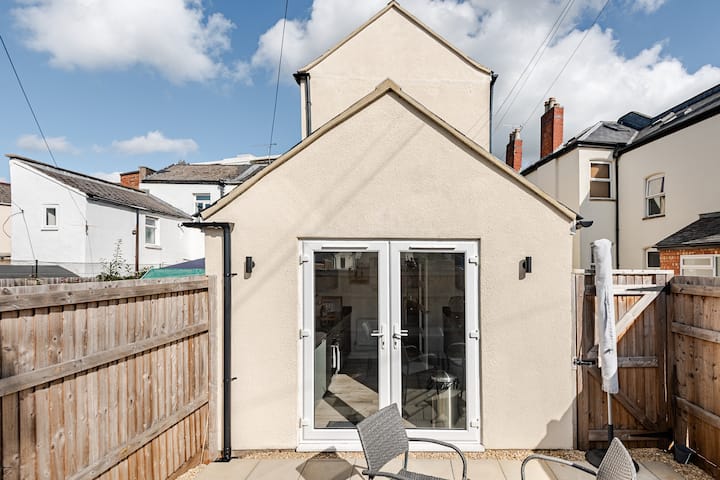 2bed House 10-min Walk To Town | Parking + Patio - Cheltenham