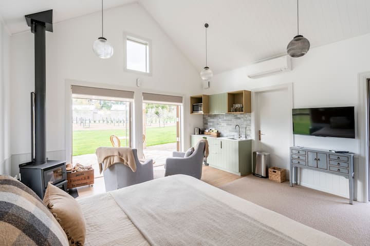 Winery Cottage Stay - Studio - Clyde