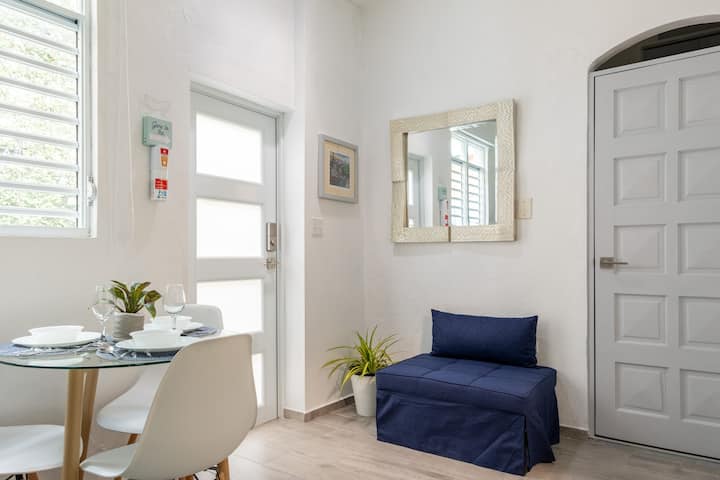 2 Blocks To The Beach, San Juan Apartment. - Puerto Rico