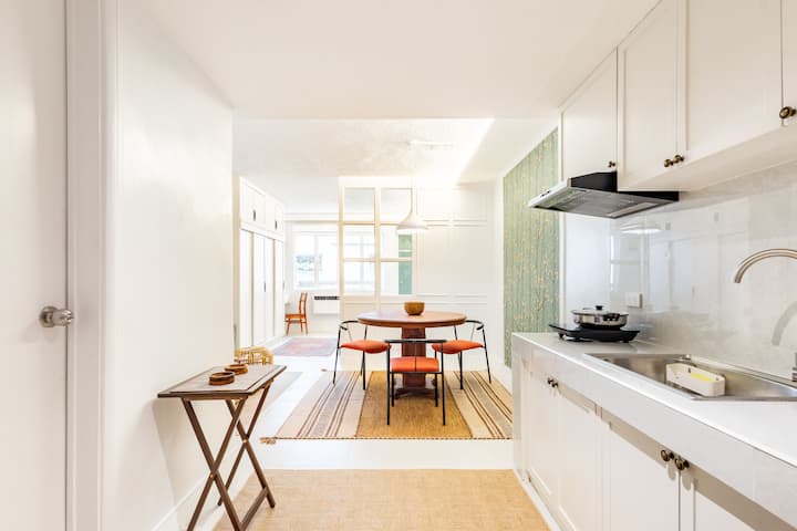 Quaint Flat W/ Balcony In Legaspi Village Makati - Manila