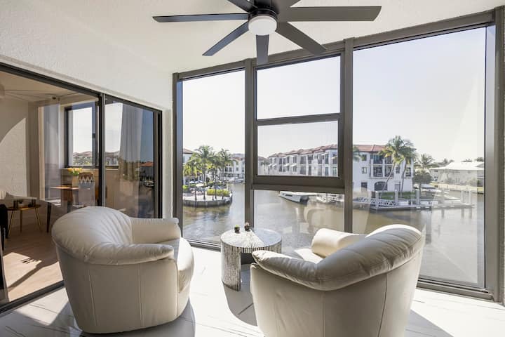 Naples Sol. Waterfront Condo, Newly Remodeled - Florida