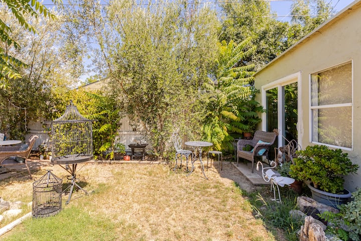 Artsy Garden Cottage • Near Airport • Walk To Park - Burbank, CA