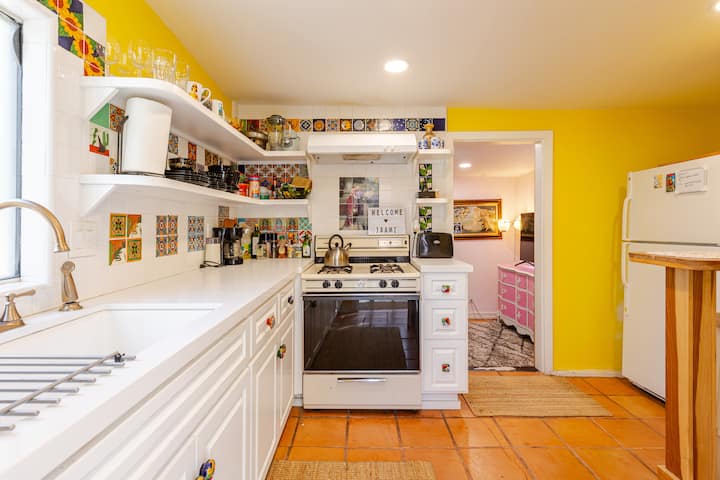 Artsy Garden Cottage Near Airport/park/shops - Burbank, CA