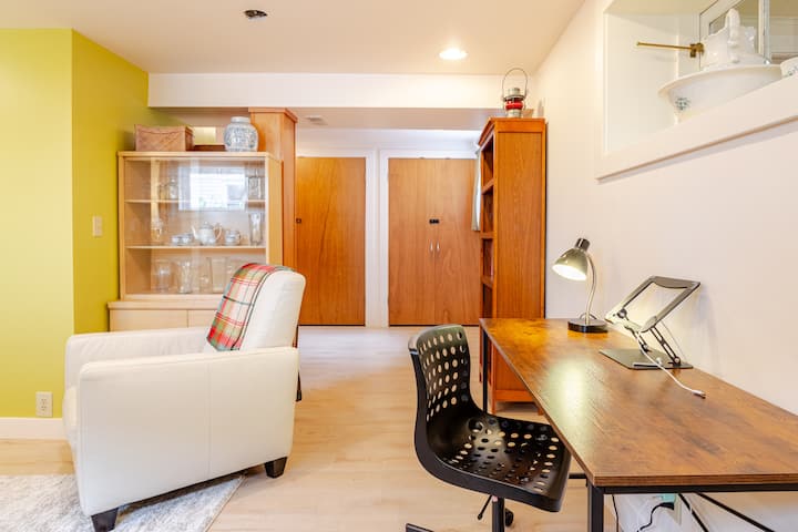 Full Cozy Private Guest Suite - Seattle, WA