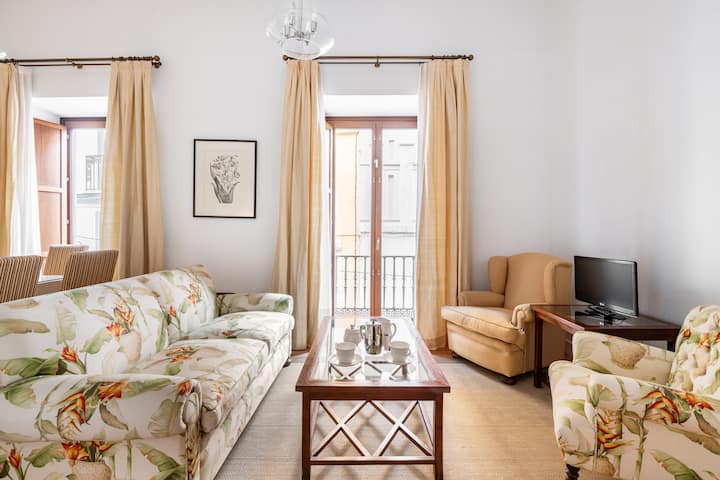 Komodo Sierpes: Bright & Classic - Sevilla