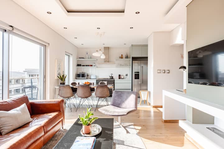 Modern Contemporary Central Greenpoint Apartment - Camps Bay