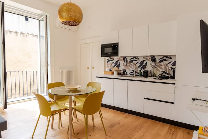 Luminoso E Con Vista Su Monastero - Naples