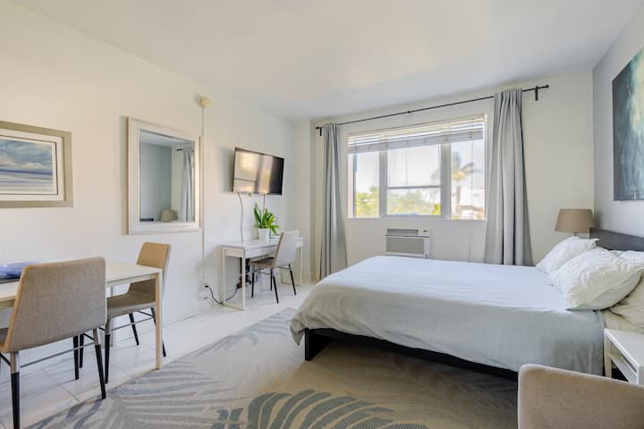 Modern Bright Studio Near Beach, Pool, Gym Garden - South Beach, FL