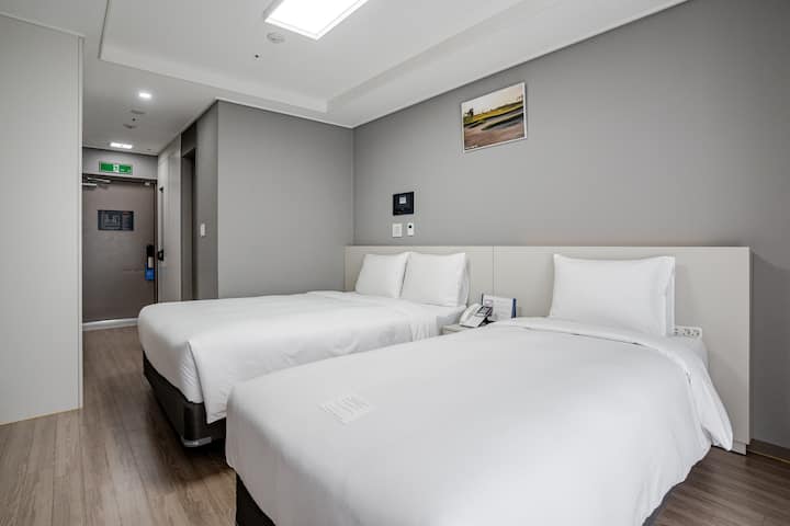 #더블+싱글 #3인실 #충무로역 도보 3분 #명동·을지로 #Sollago - Seoul