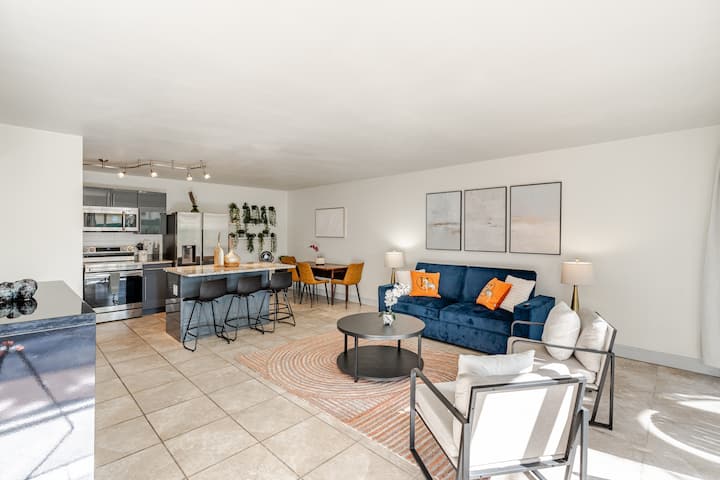 Bright & Airy 2br In West Palm–near Beach & Shops - West Palm Beach, FL