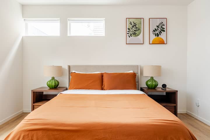 Modern Spacious 1-br Automated Haven: Work-ready - Seattle, WA