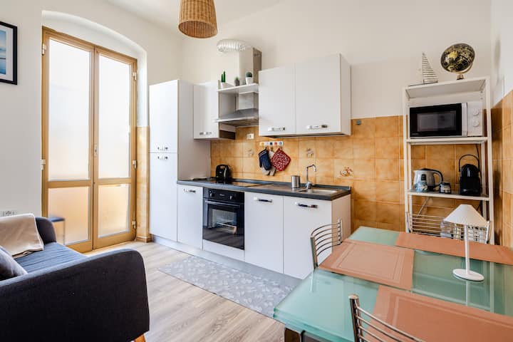Sunny Apartment With Balcony & Free Parking - La Spezia