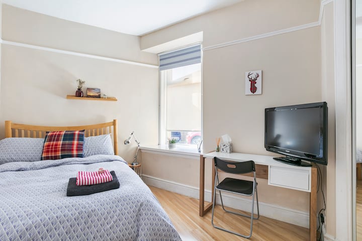 Central Superhost Double-room & Private Parking. - Aberdeen