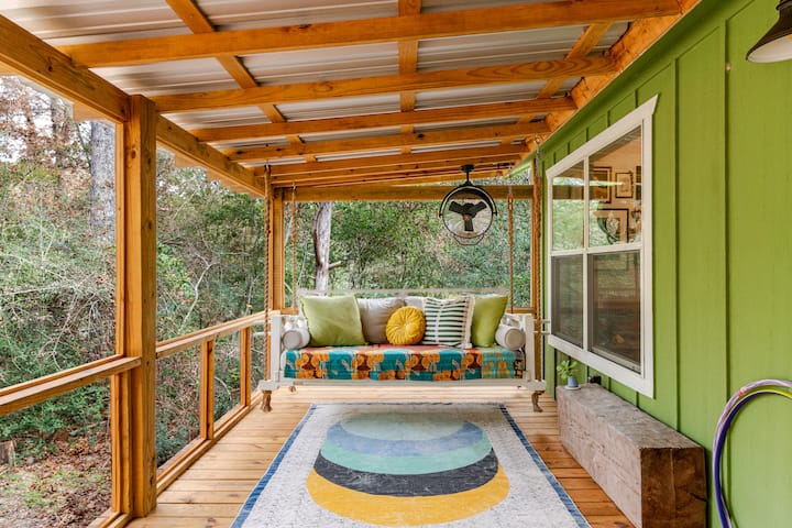 The Snug @ Shut Inn Pharm | Pet Friendly - Texas