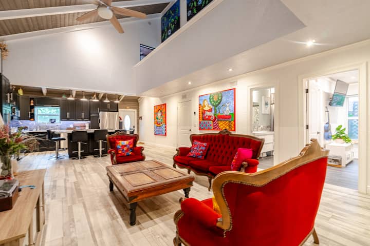 Artistic Retreat, King Suite With Private Balcony! - Delray Beach, FL