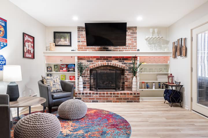 Cozy Modern Retreat W/hot Tub Outdoor Living - Shawnee, KS