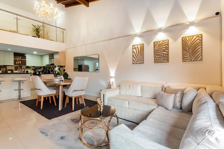 New Elegant 2-story Best Spot Laureles. 4 Bdrms - Medellín
