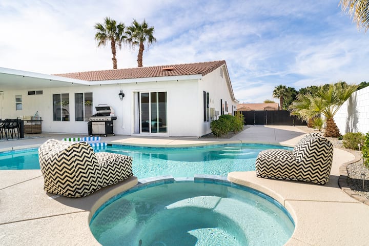 Desert Oasis - Pool, Firepit, Mini-golf, Gameroom! - Indio, CA